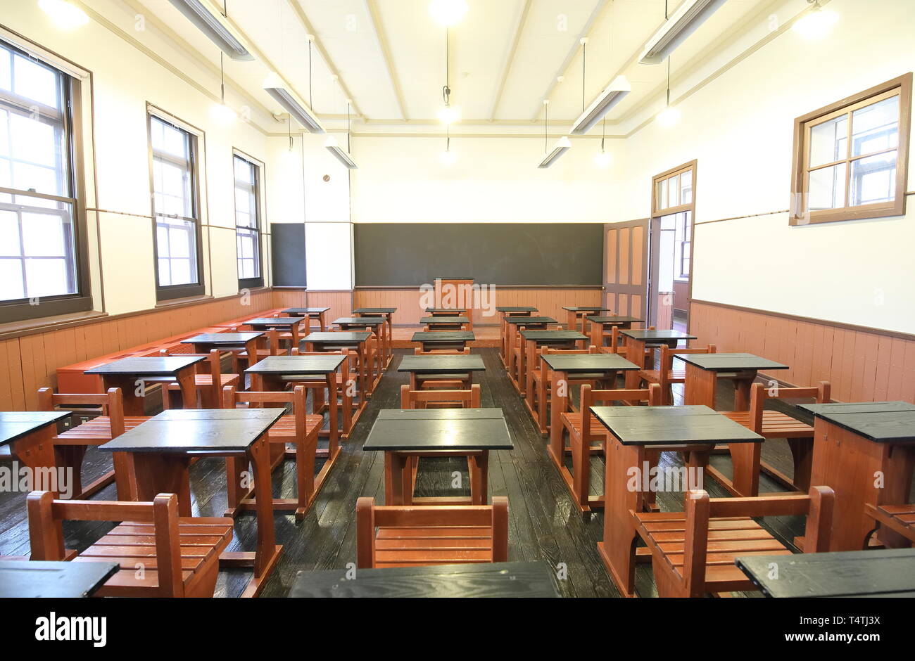Empty class room desk hi-res stock photography and images - Alamy