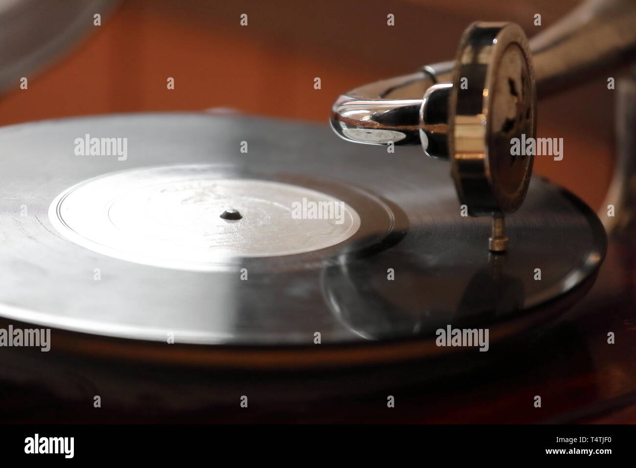 Classic old record player Stock Photo - Alamy