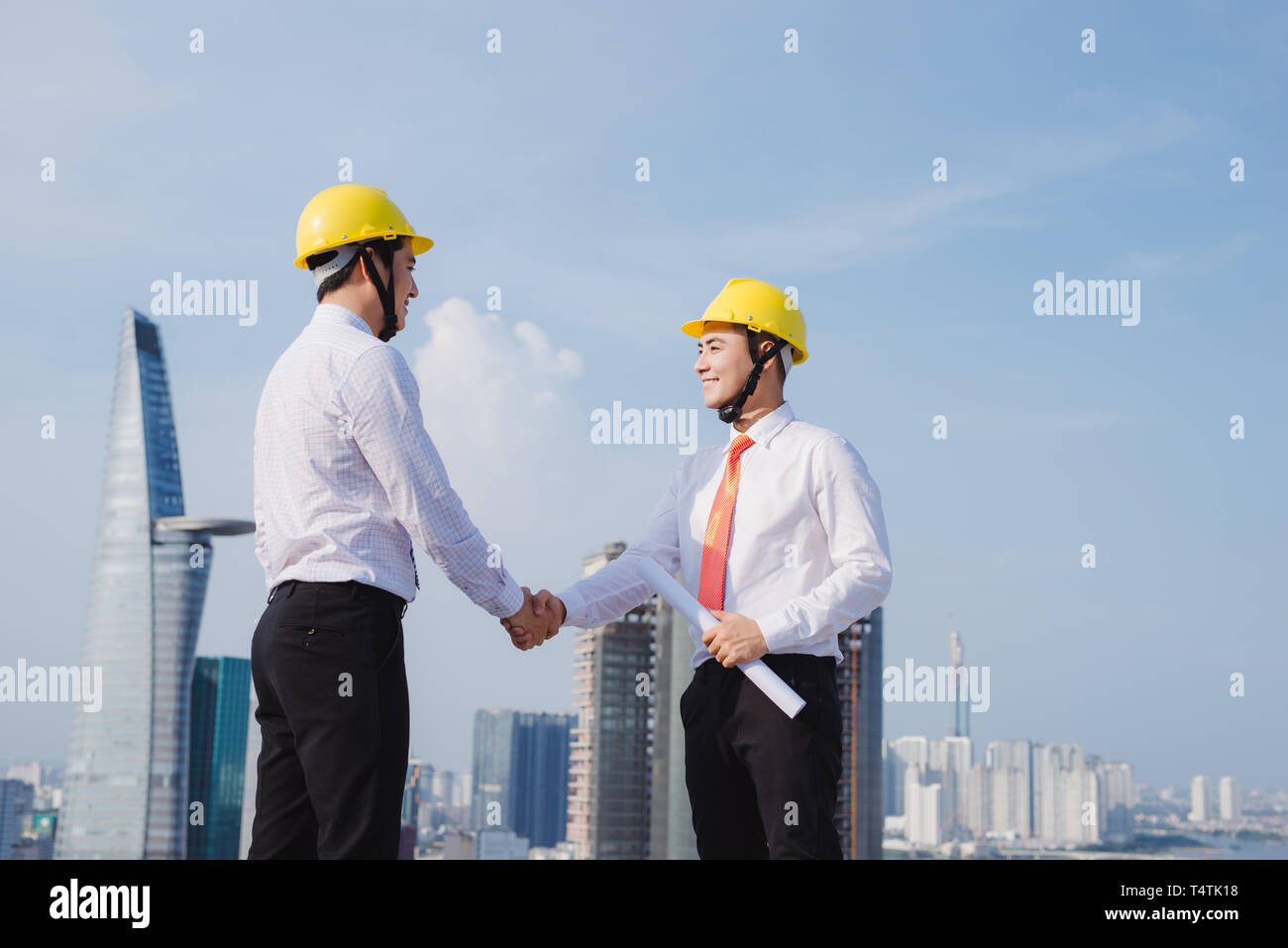 African construction site workers hi-res stock photography and images ...