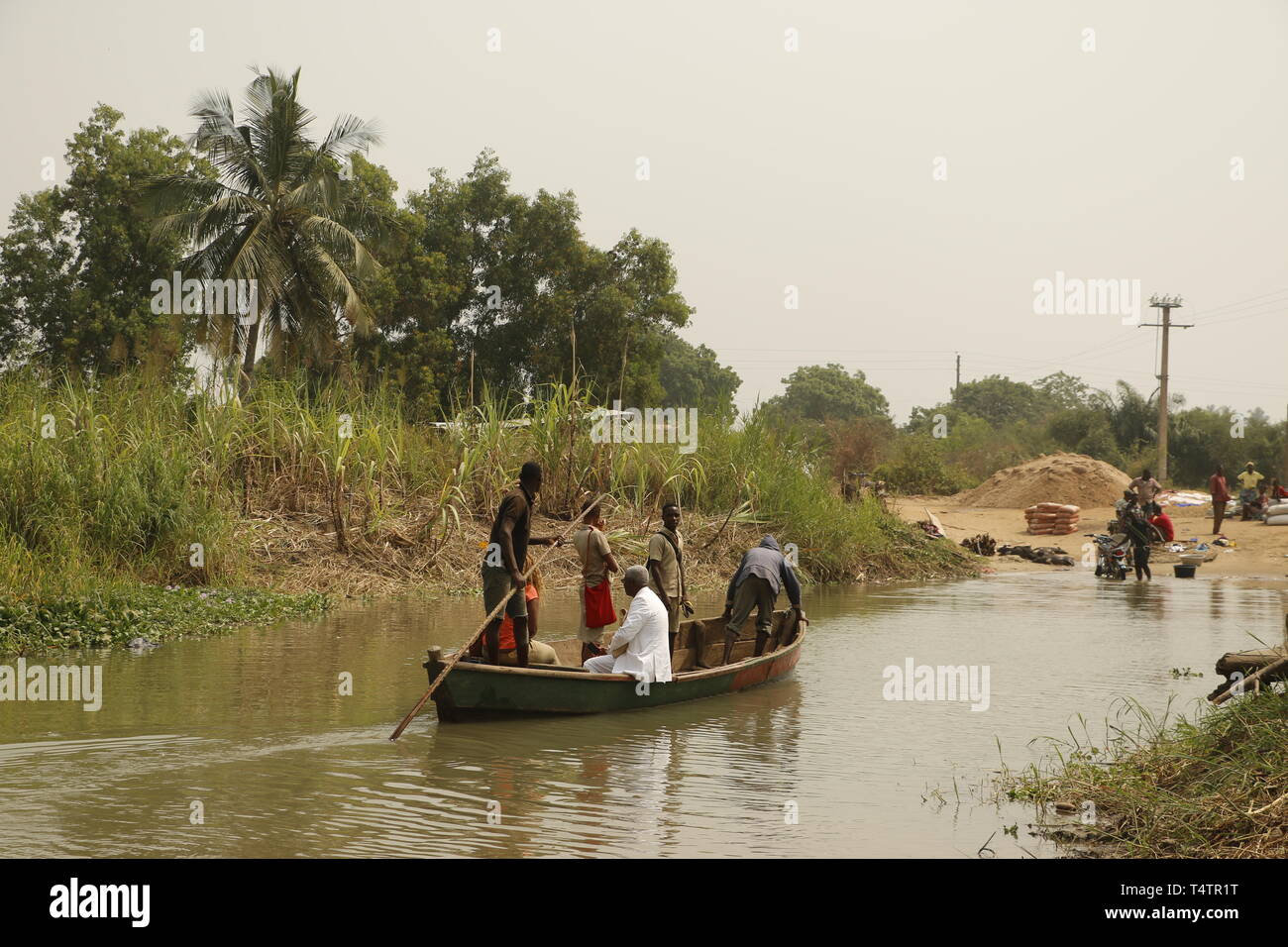 Countryside in Togo, transport by boat over the river Stock Photo - Alamy