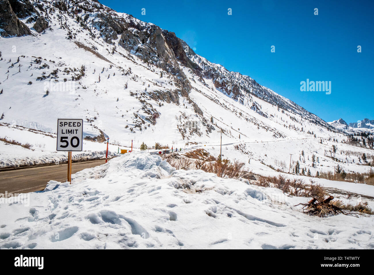 The snow covered mountains of the Inyo National Forest Stock Photo - Alamy