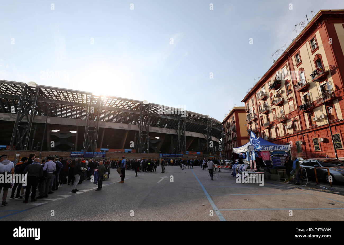 Fans queue outside football ground hi-res stock photography and images ...