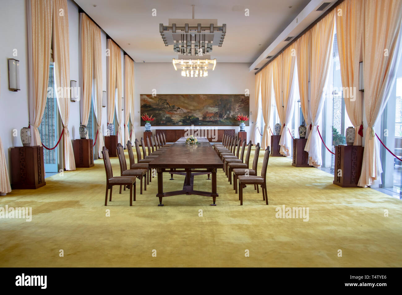 Empty banquet hall table hi-res stock photography and images - Alamy