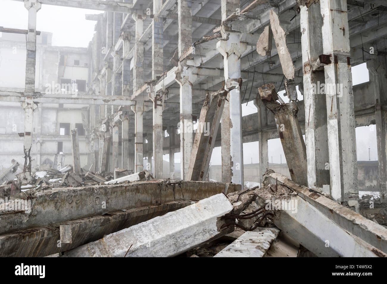 Demolition of huge structure hi-res stock photography and images - Alamy
