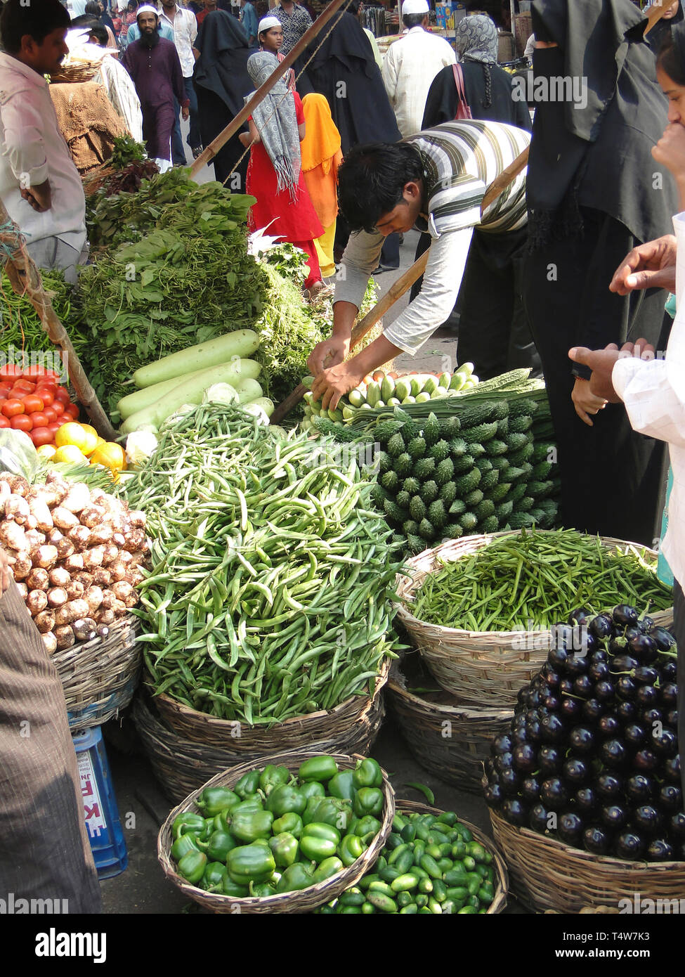 Veiled muslim women shop in the Lad Bazaar Stock Photo - Alamy