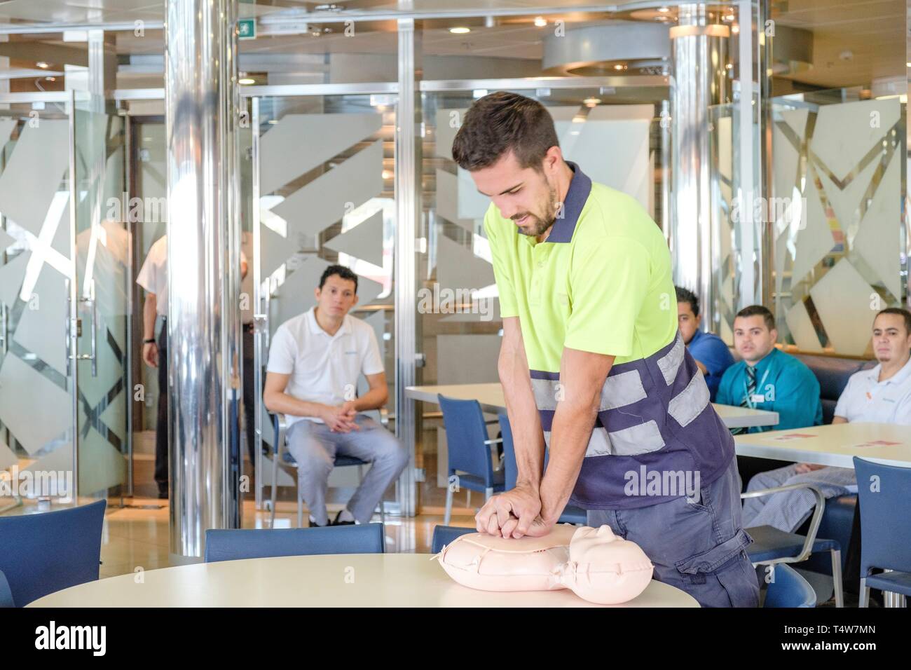cursillo formativo de primeros auxilios, barco Visemar-Balearia, puerto ...