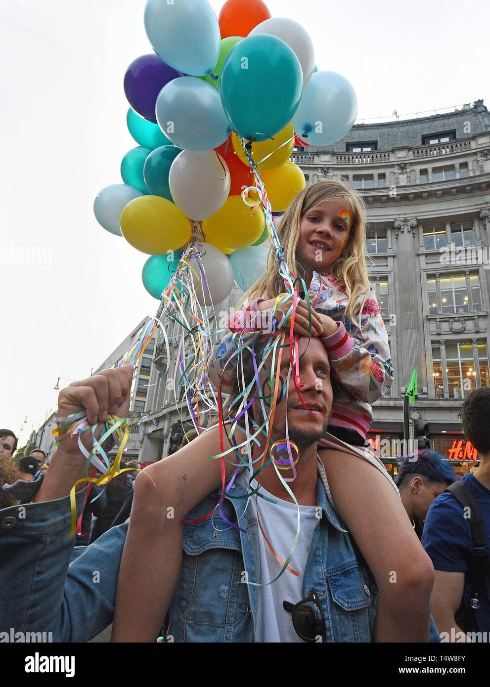 400 people in london hi-res stock photography and images - Alamy