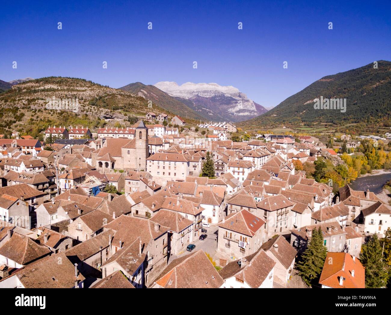 Hecho village, Valley of Hecho, western valleys, Pyrenean mountain ...