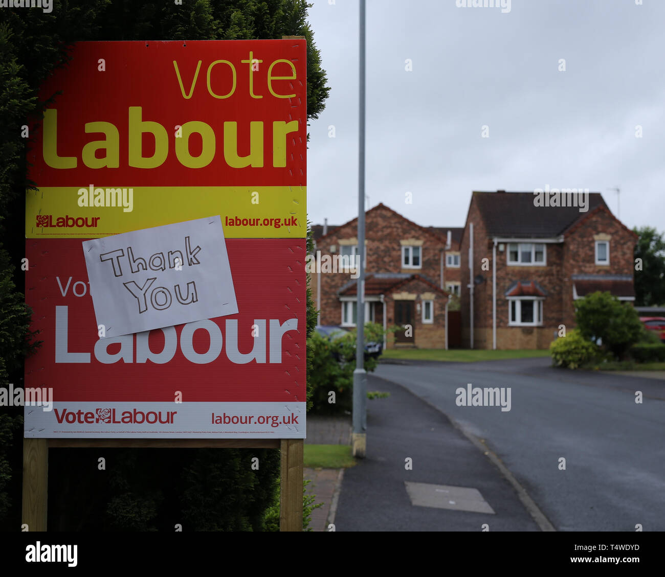 Vote labour sign hi-res stock photography and images - Alamy