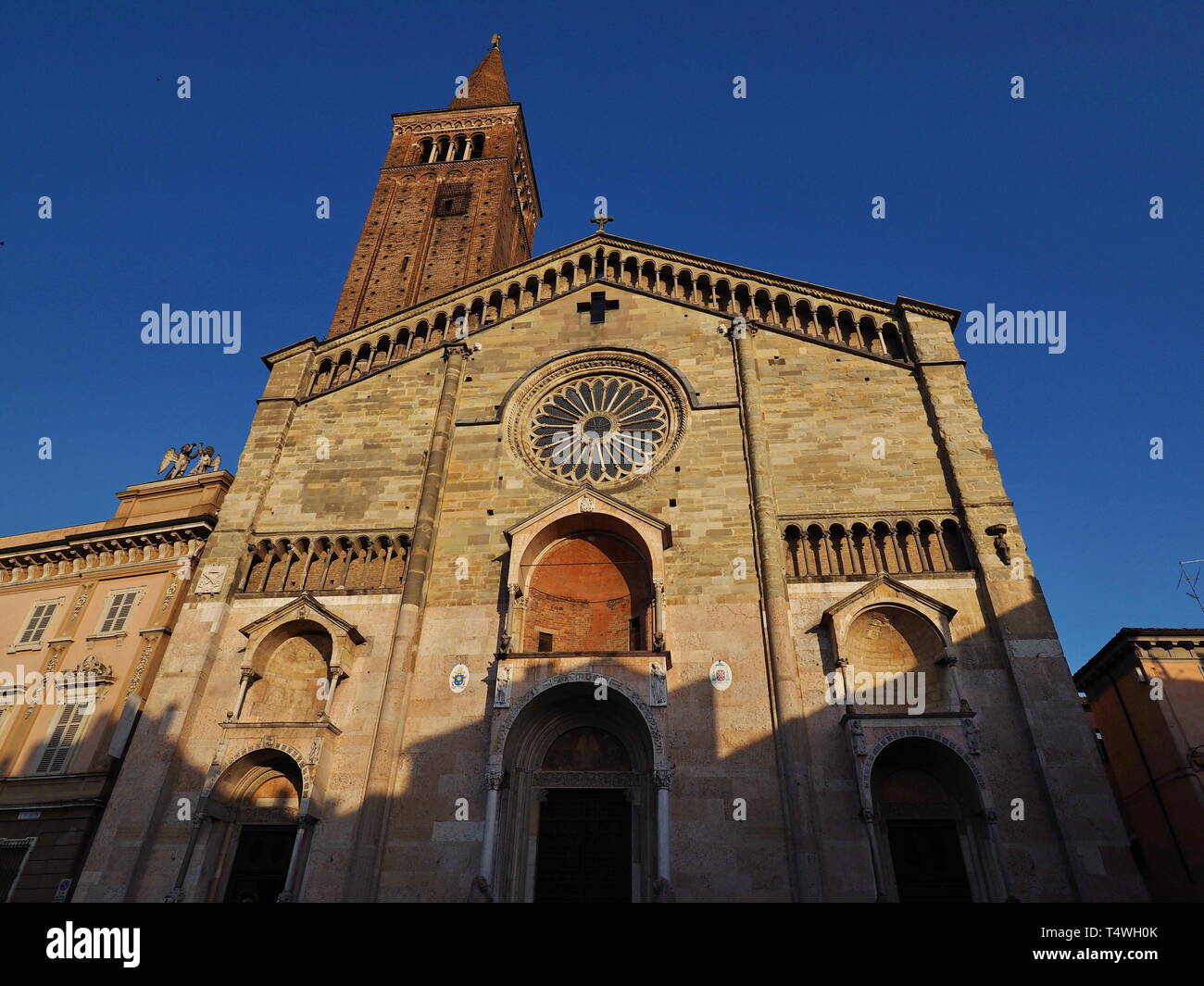 Duomo di piacenza hi-res stock photography and images - Alamy