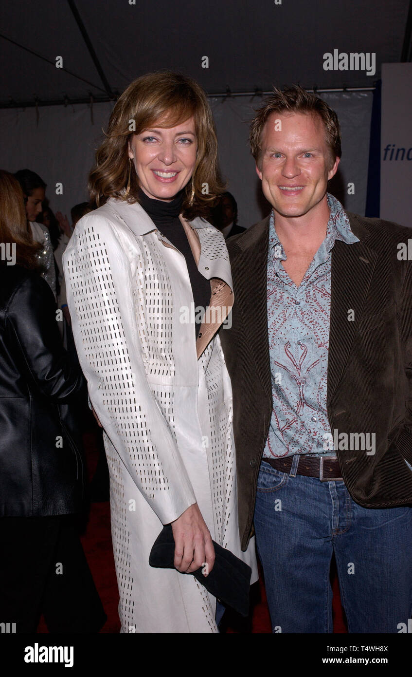 LOS ANGELES, CA. February 22, 2005: Actress ALLISON JANNEY & fiancŽ ...