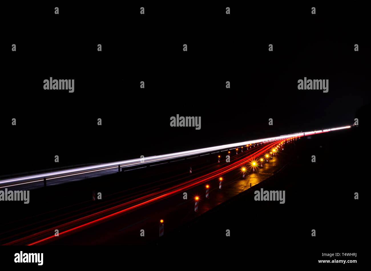 Autobahn bei Nacht Stock Photo - Alamy