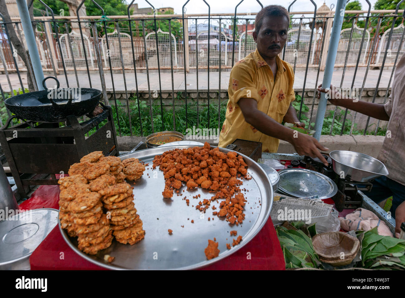 Vendor of deep fried pakoras street food in Bundi, Rajasthan, India ...