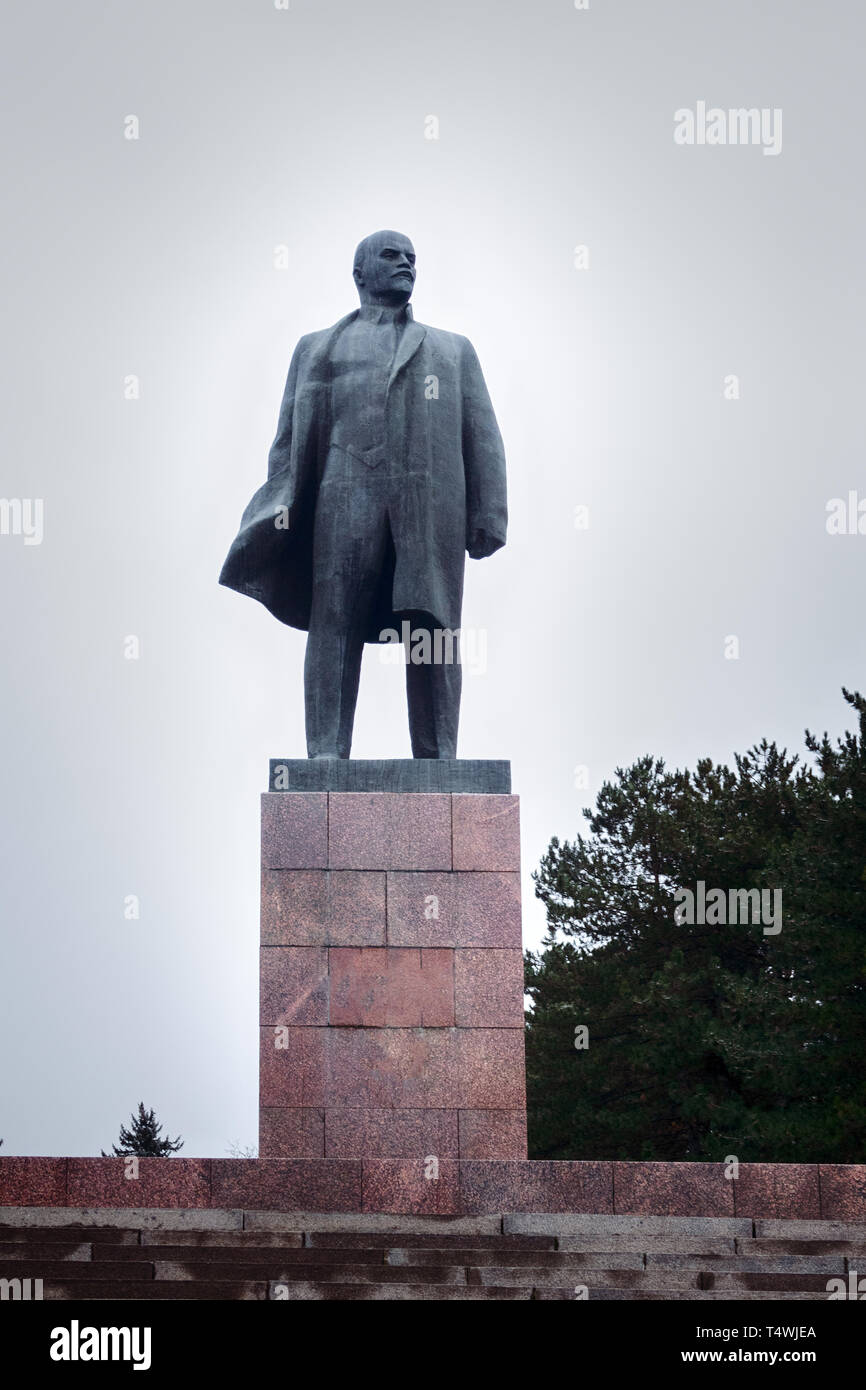 Bronze monument of Lenin. Monuments of the Soviet era Stock Photo - Alamy