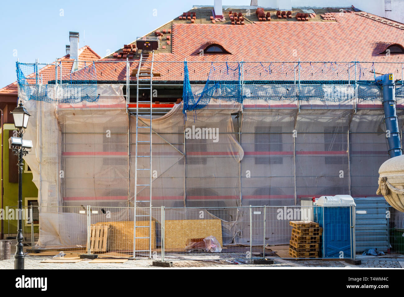 Scaffold netting hi-res stock photography and images - Alamy