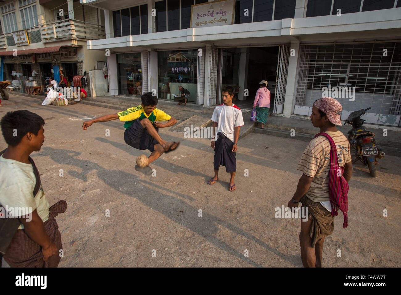 Burmese men hi-res stock photography and images - Alamy
