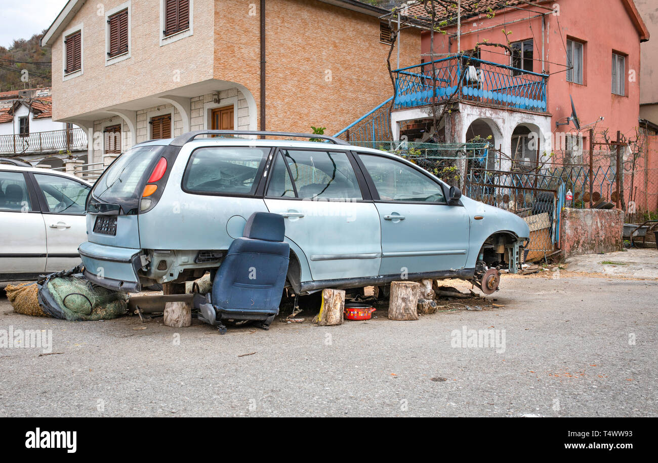 Car without wheels hi-res stock photography and images - Alamy