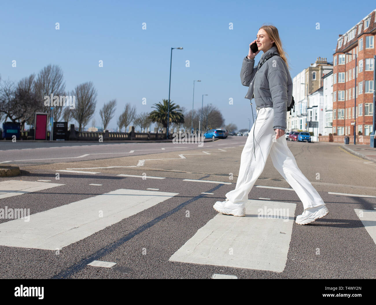 Girl walking alone cell phone hi-res stock photography and images - Alamy
