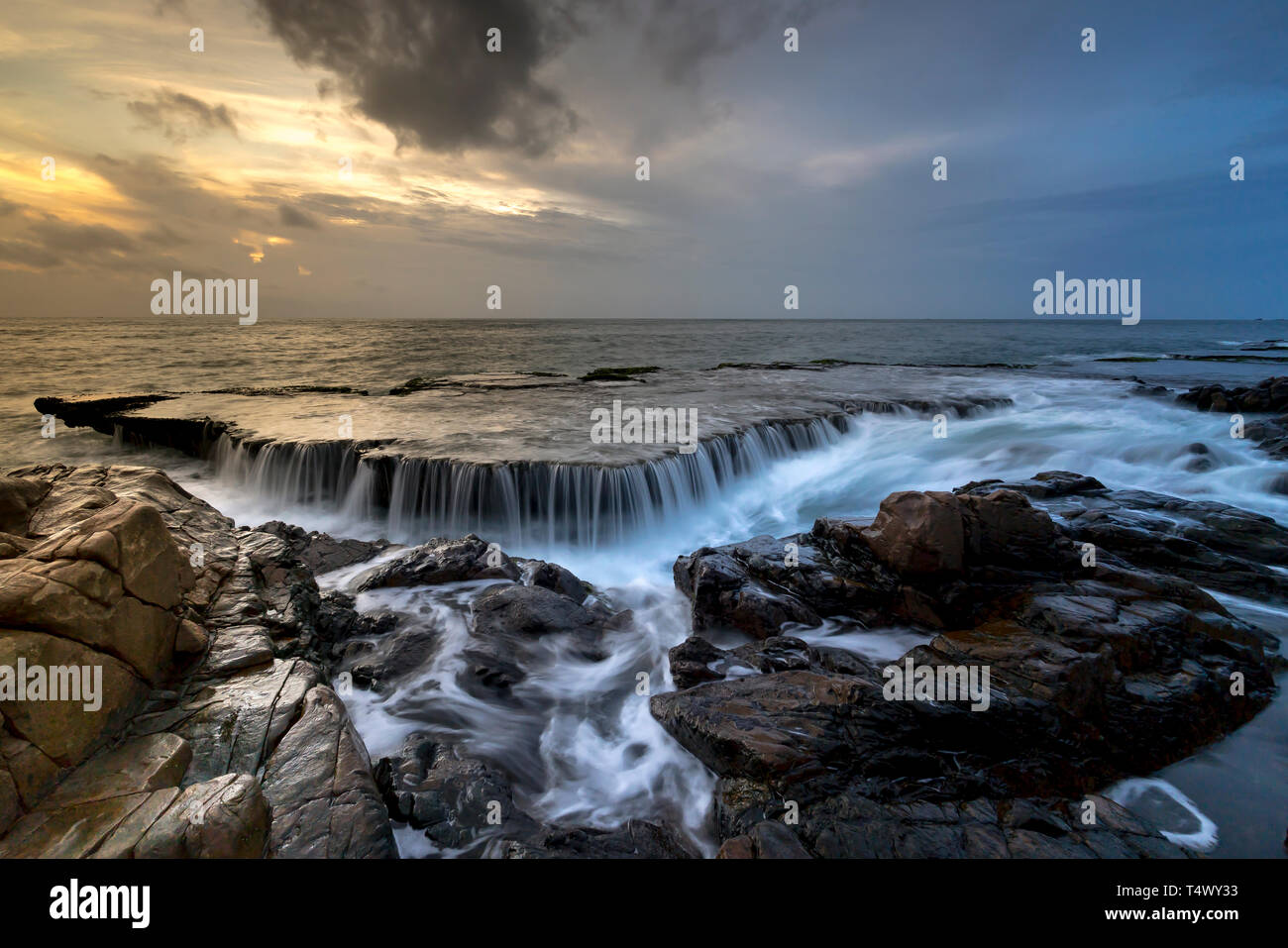 Waterfalls in the middle of the ocean. At the Hang Rai in the Chua ...