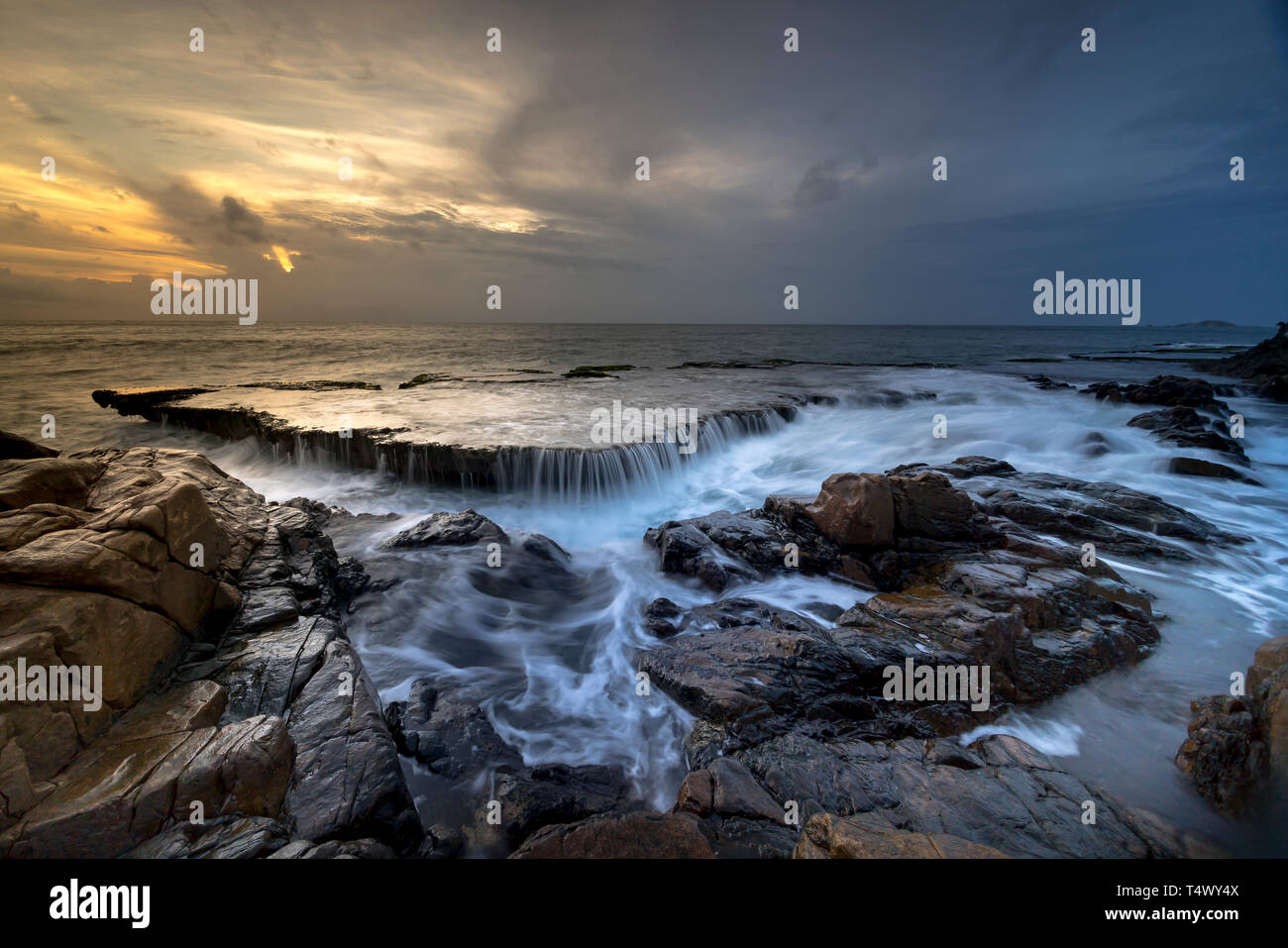 Waterfalls in the middle of the ocean. At the Hang Rai in the Chua ...