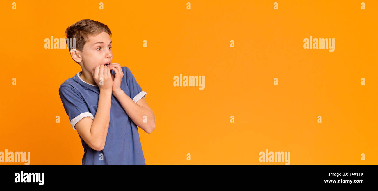 Child looking scared hi-res stock photography and images - Alamy