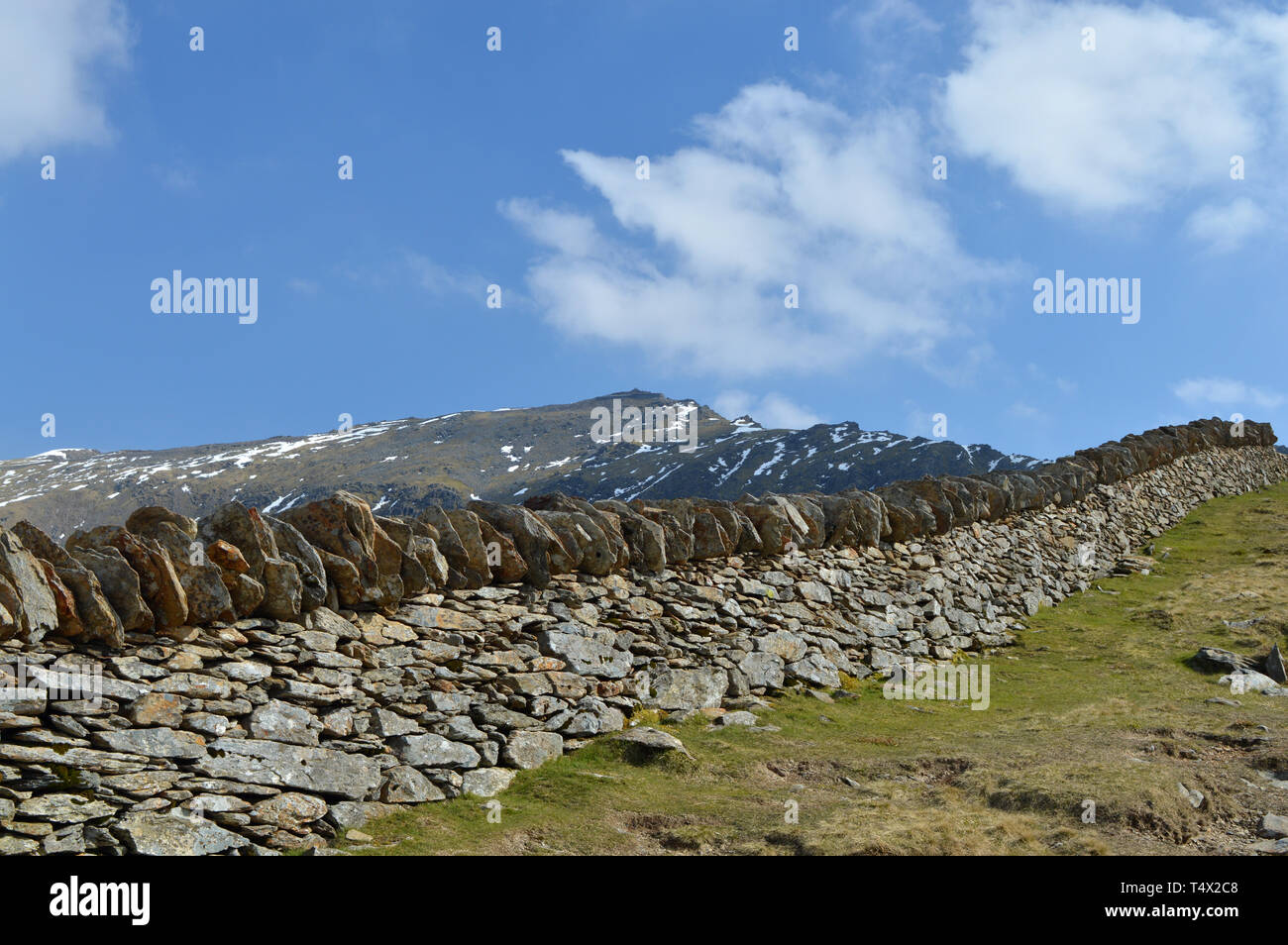 Snowdon peak and dry stone wall on Rhyd Ddu path to the summit Stock ...