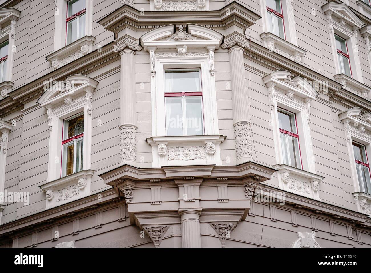 Gray house hi-res stock photography and images - Alamy