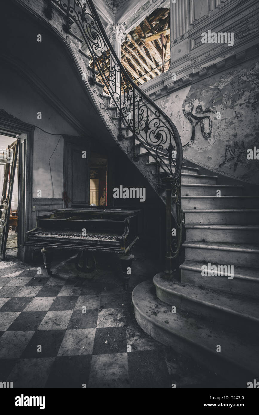 Urbex villa hi-res stock photography and images - Alamy