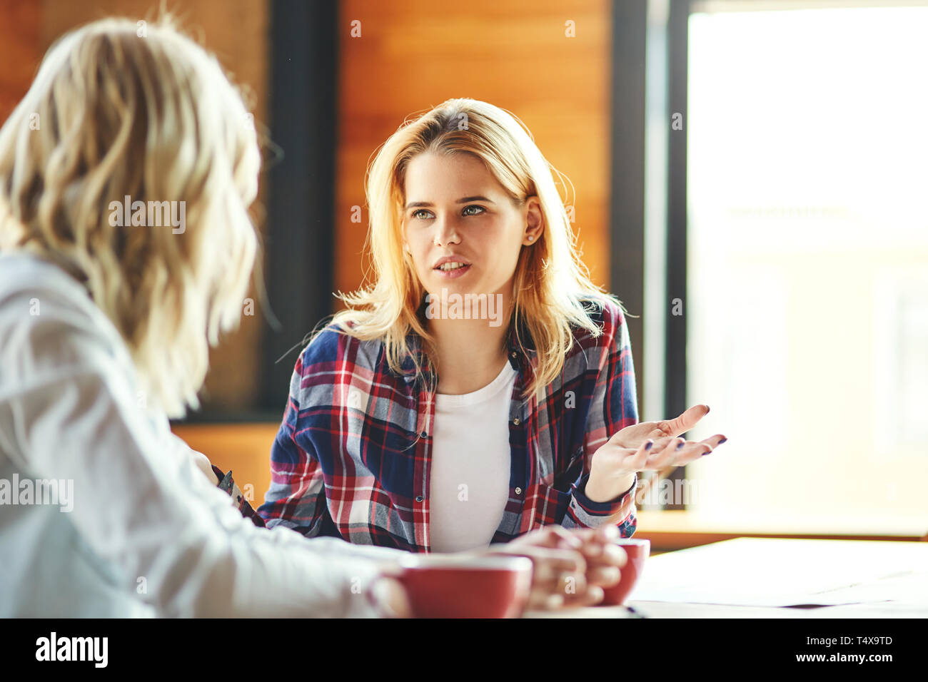 Two girls chatting cafe hi-res stock photography and images - Alamy