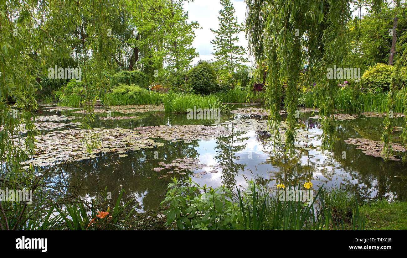 GIVERNY, FRANCE, MAY 21, 2015 : impressionists gardens and ponds of ...