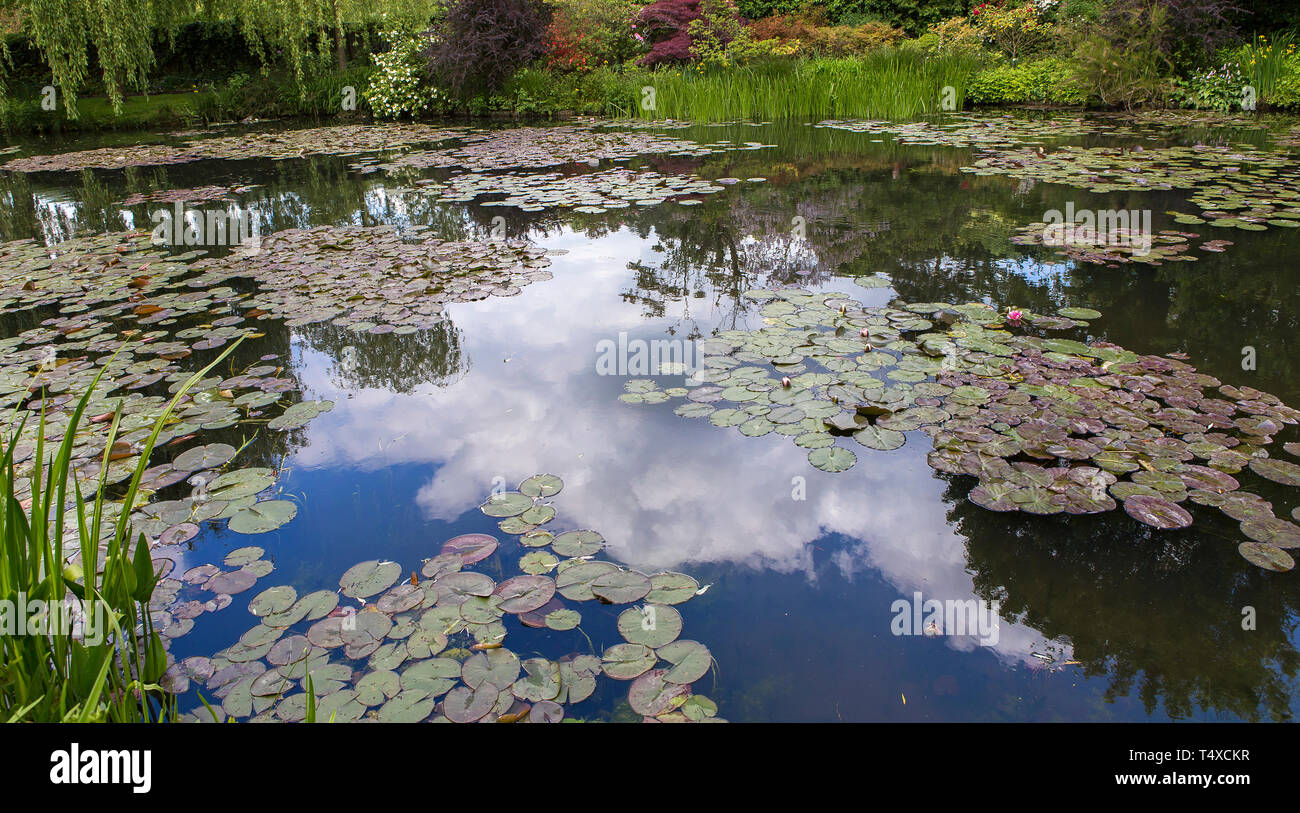 GIVERNY, FRANCE, MAY 21, 2015 : impressionists gardens and ponds of ...