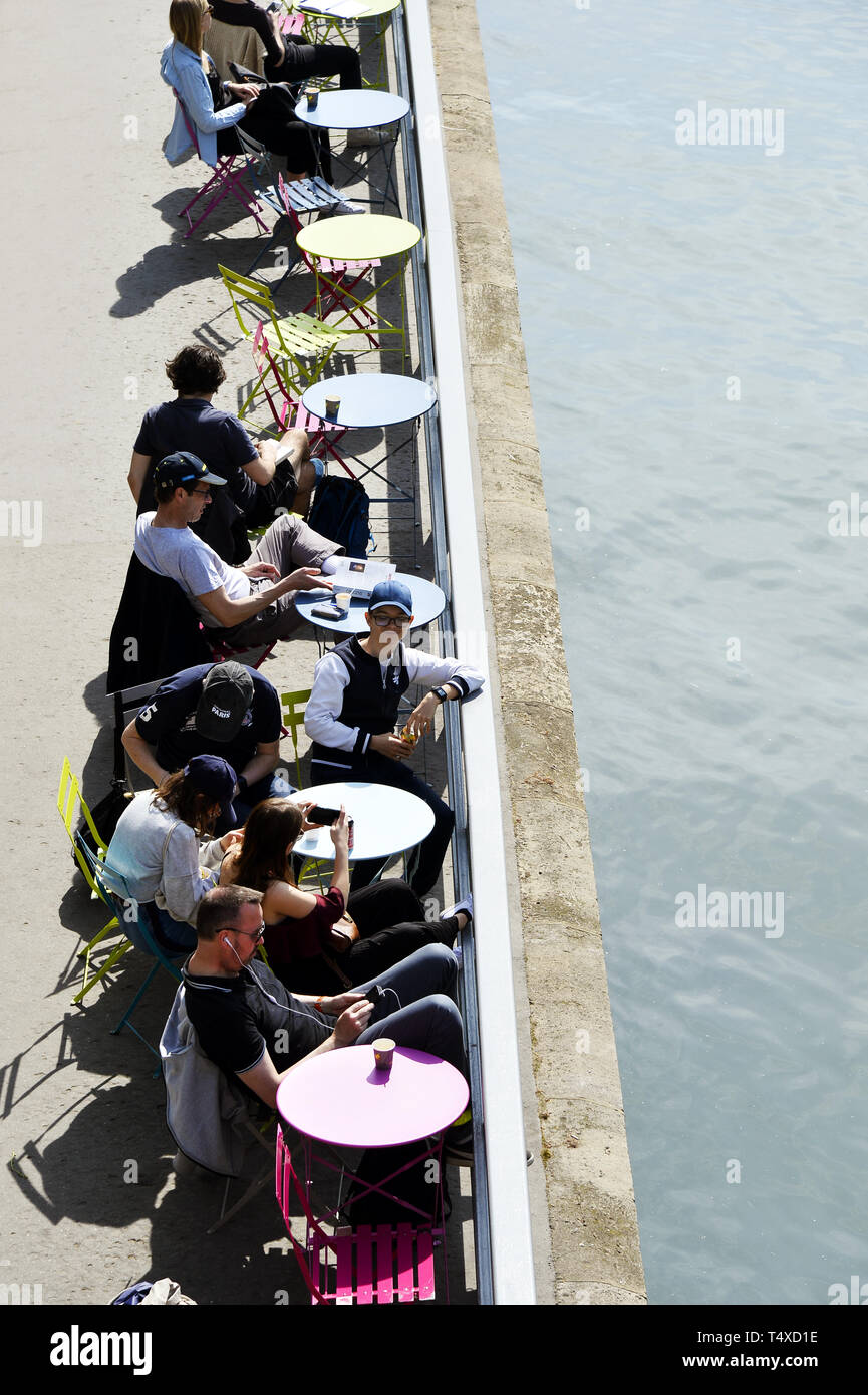 Seine cafe hi-res stock photography and images - Alamy