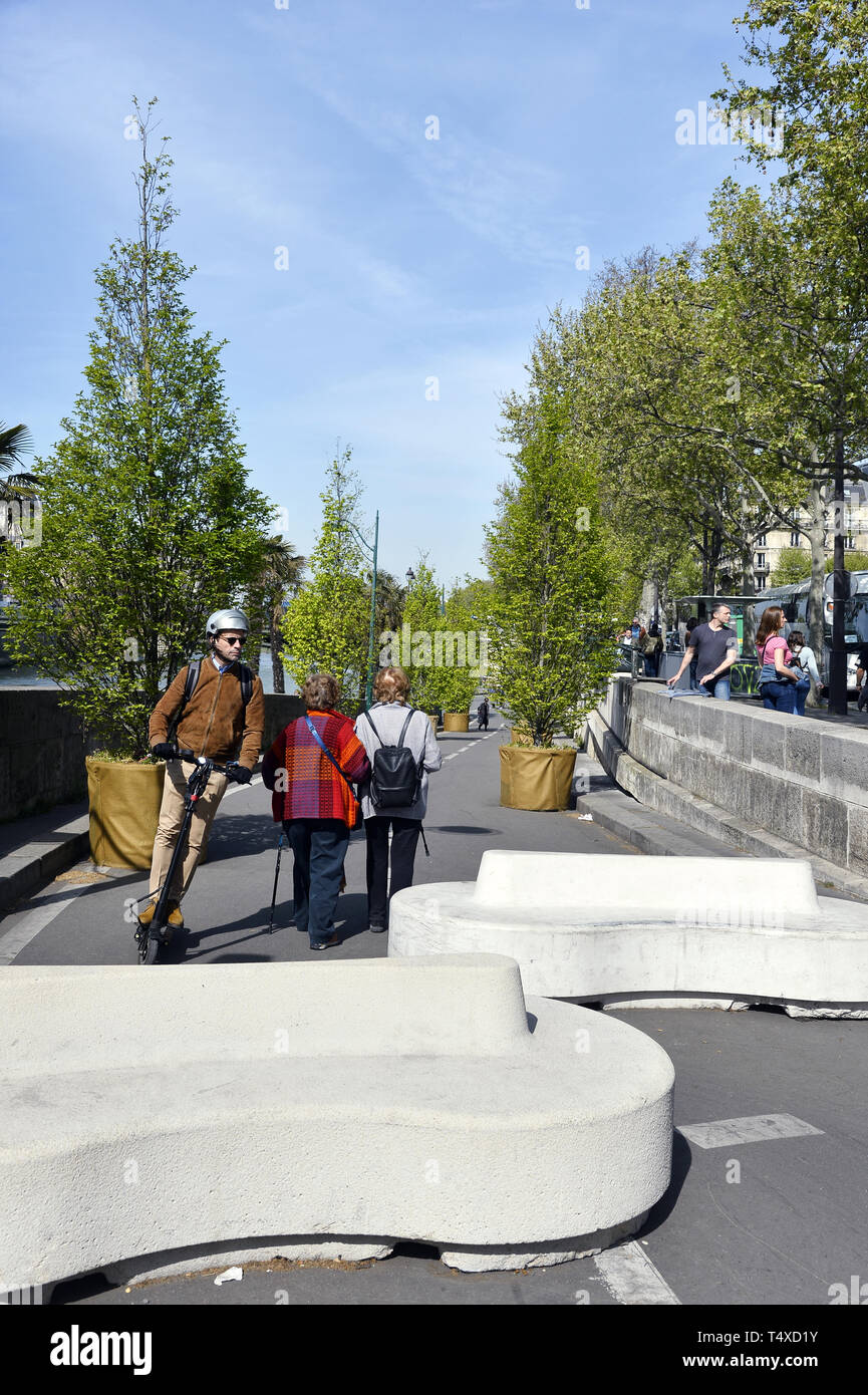 Security Bollards on Seine Bank access - Paris - France Stock Photo - Alamy