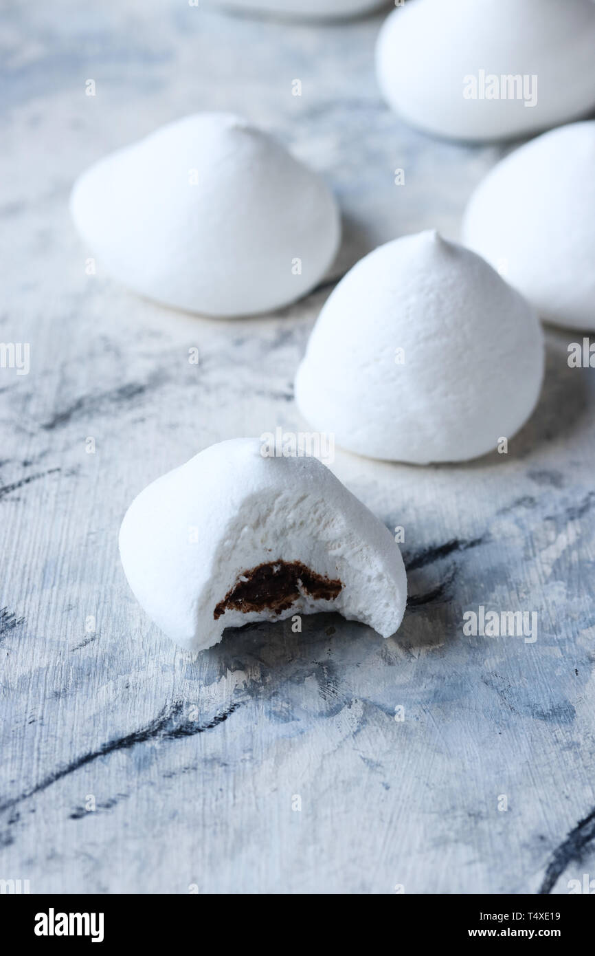 Sweet white marshmallow hi-res stock photography and images - Alamy