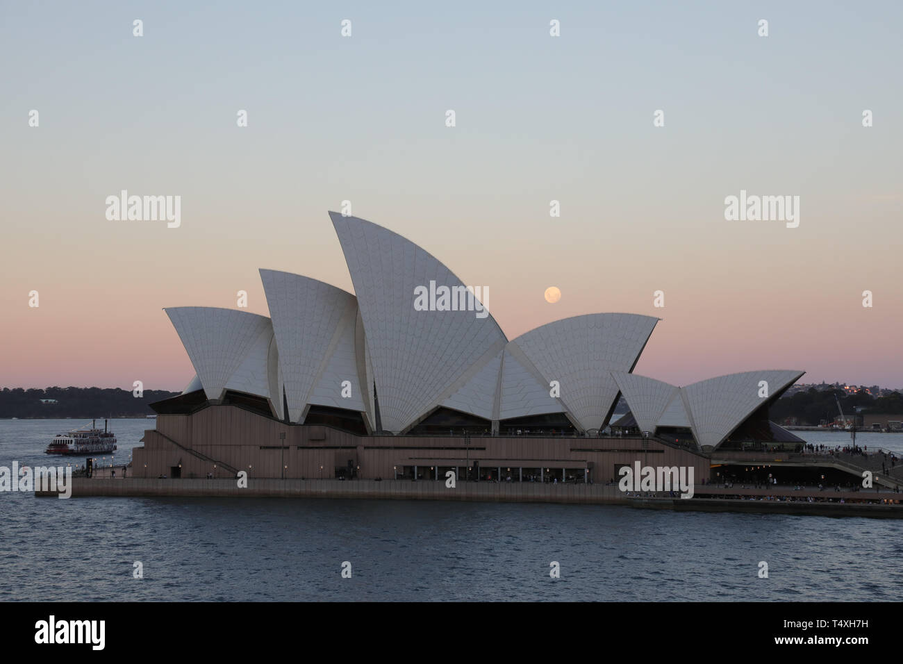 Moon over sydney hi-res stock photography and images - Alamy