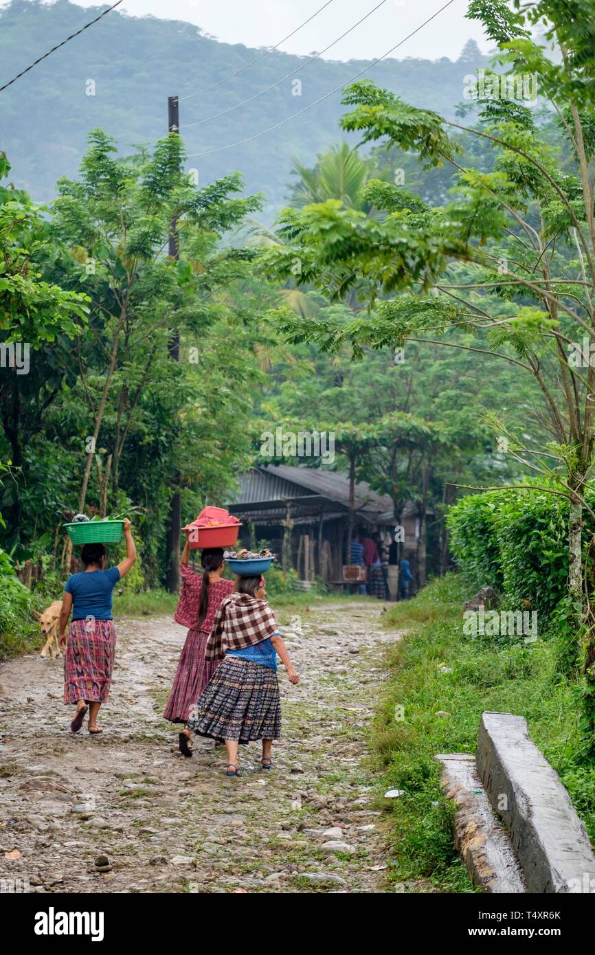 mujeres en el camino, La Taña, Franja Transversal del Norte ...