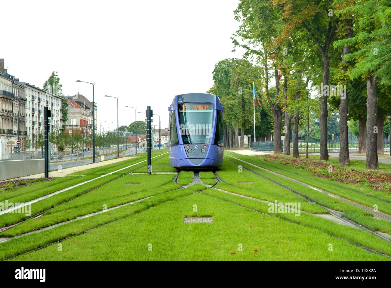 Reims, moderne Straßenbahn, Design in Anlehnung an ein Champagnerglas ...