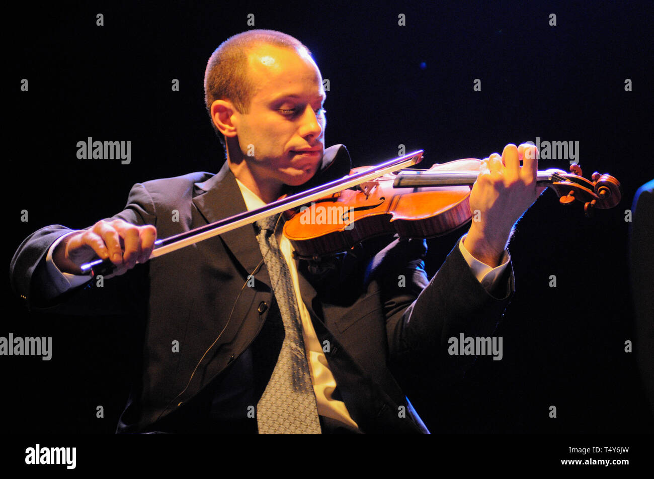Pink Martini violinist, Nicholas Crosa Stock Photo - Alamy
