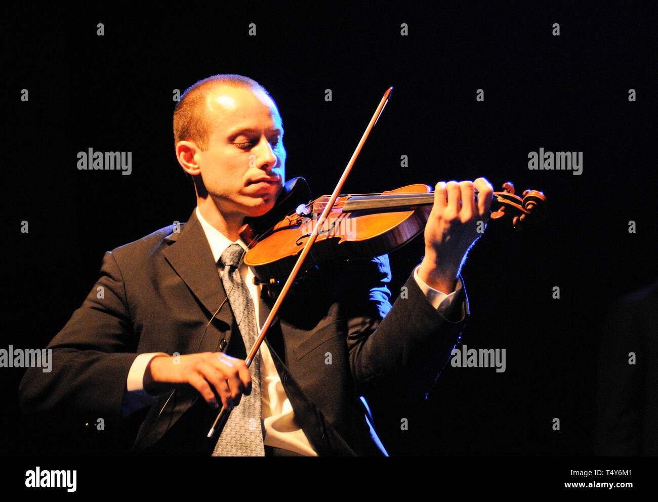 Pink Martini violinist, Nicholas Crosa Stock Photo - Alamy