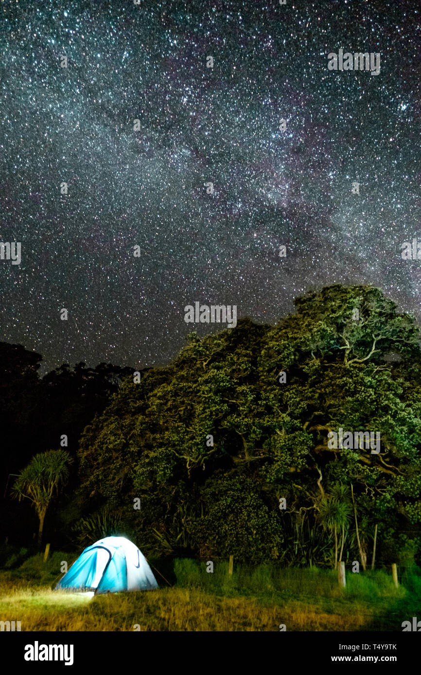 Camping under the stars. Absolute beauty Stock Photo - Alamy