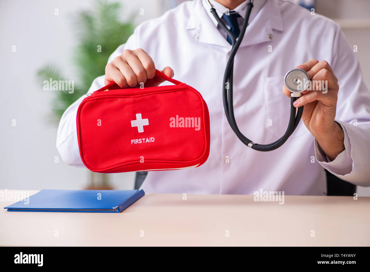 Male doctor with first aid bag Stock Photo - Alamy