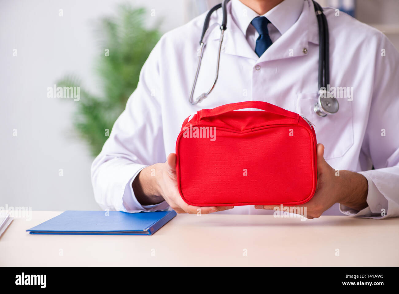 Male doctor with first aid bag Stock Photo - Alamy