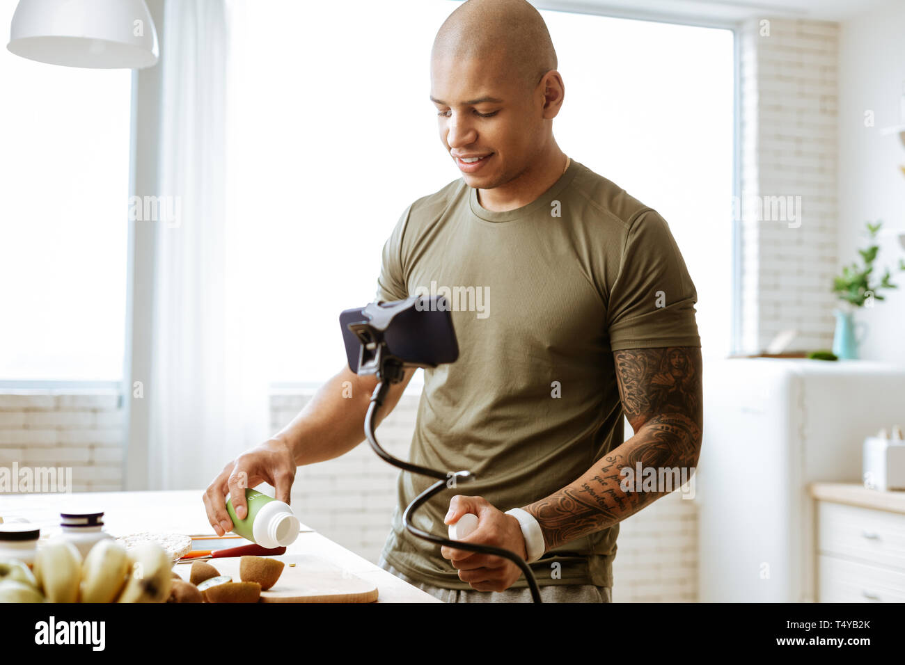 Muscles man cooking hi-res stock photography and images - Alamy