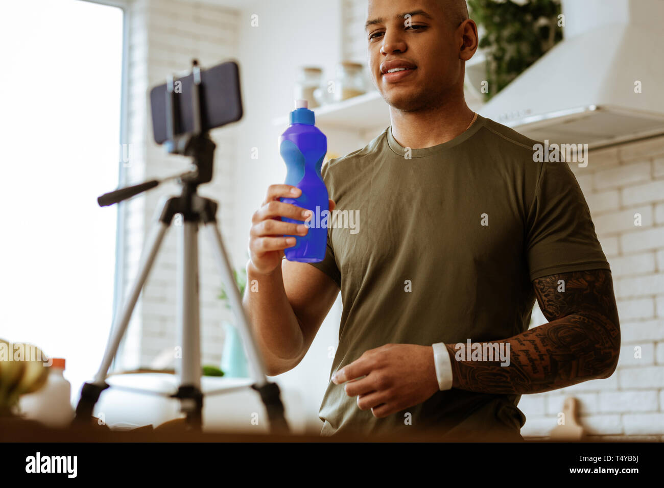 Bodybuilder holding water bottle hi-res stock photography and images ...