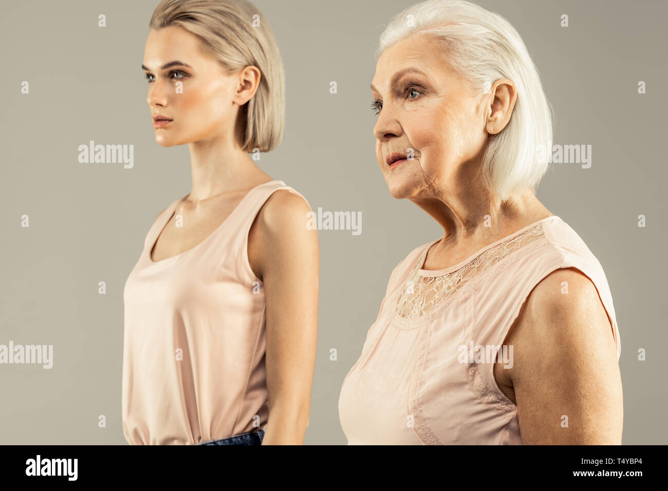 Women turning head hi-res stock photography and images - Alamy
