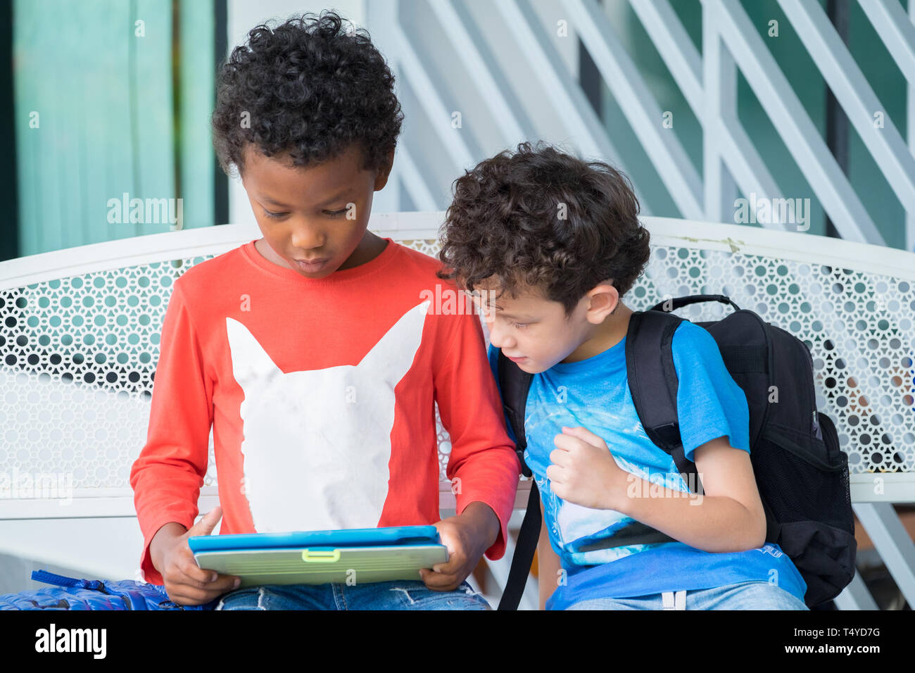 School children sitting on bench hi-res stock photography and images ...