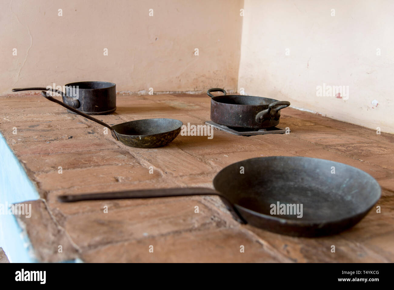Colonial cooking pot hi-res stock photography and images - Alamy