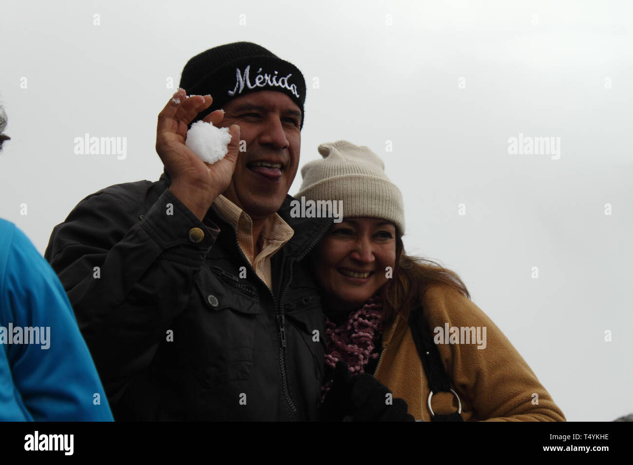 Couple posing for camera hi-res stock photography and images - Alamy