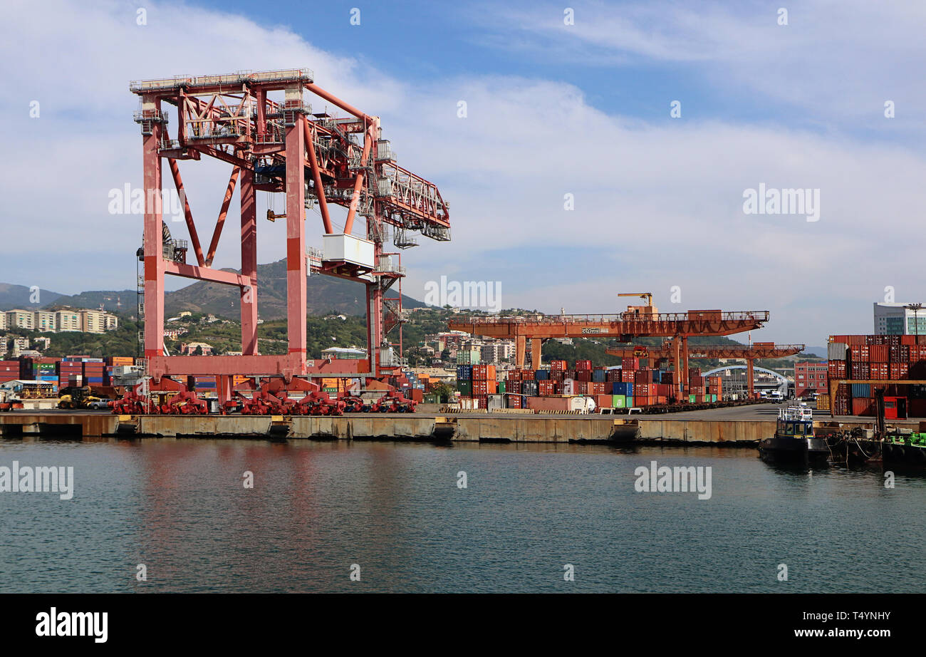 International port activity hi-res stock photography and images - Alamy
