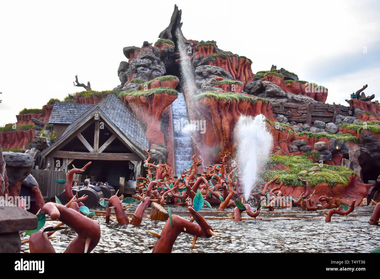 Splash mountain disney hi-res stock photography and images - Alamy